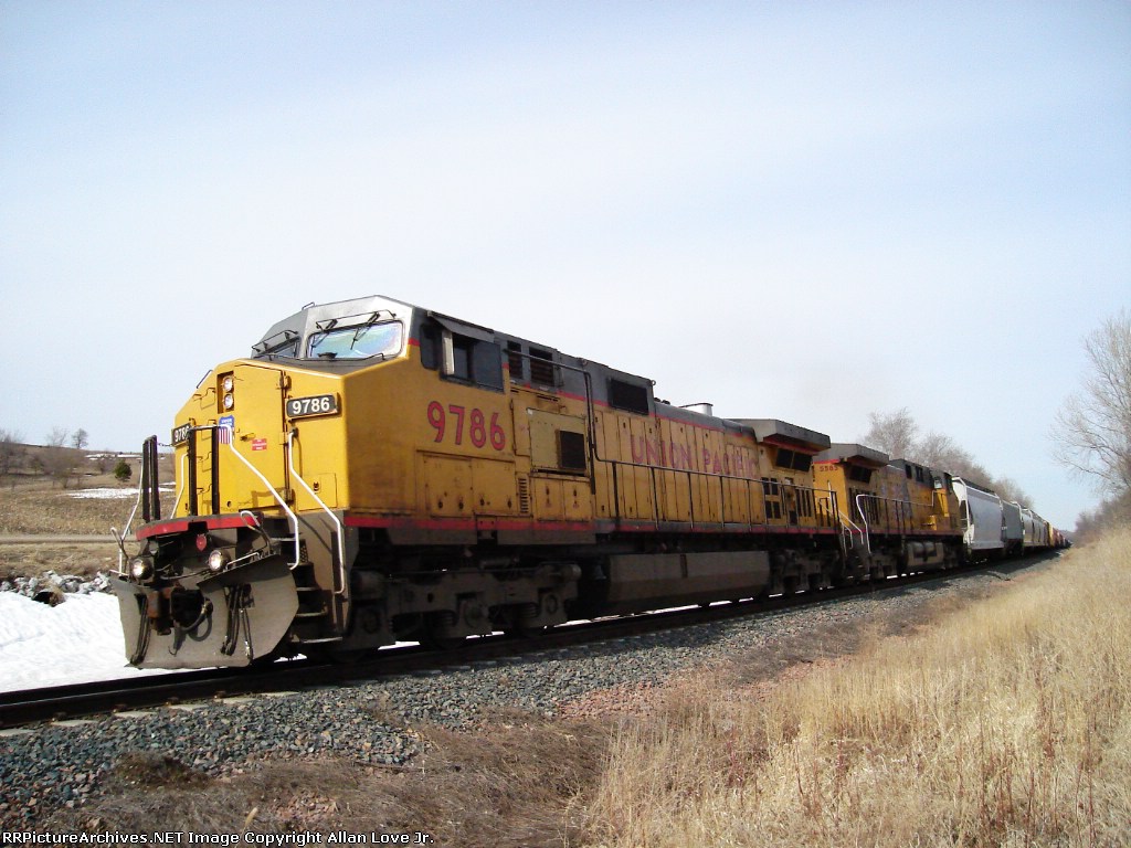 UP 9786 & UP 5585 ON THE HILL